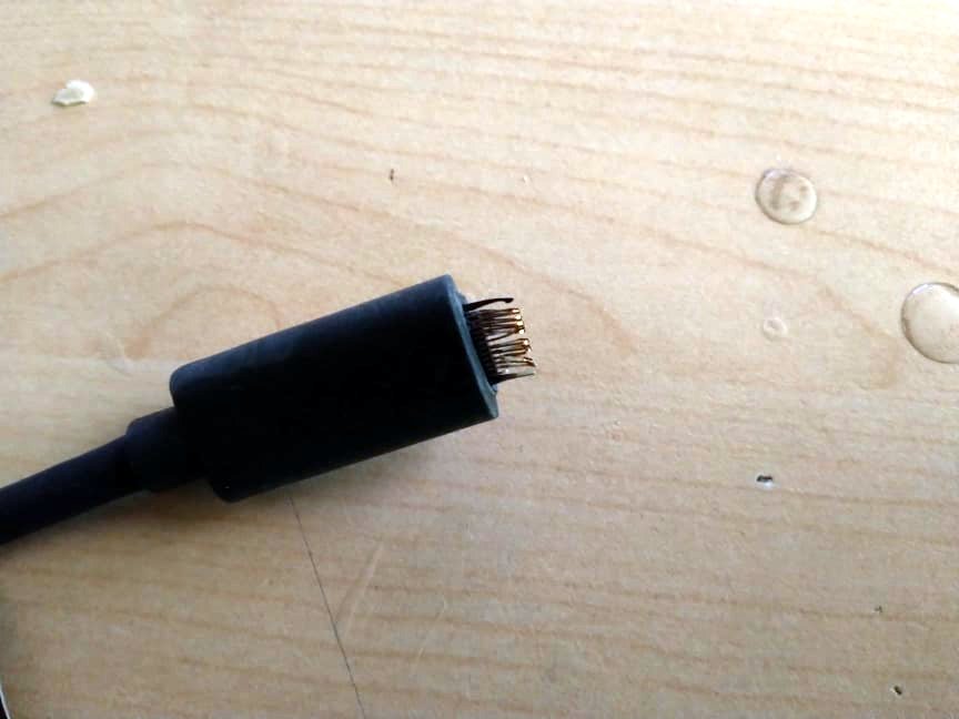 Logitech StreamCam cable is broken : r/logitech