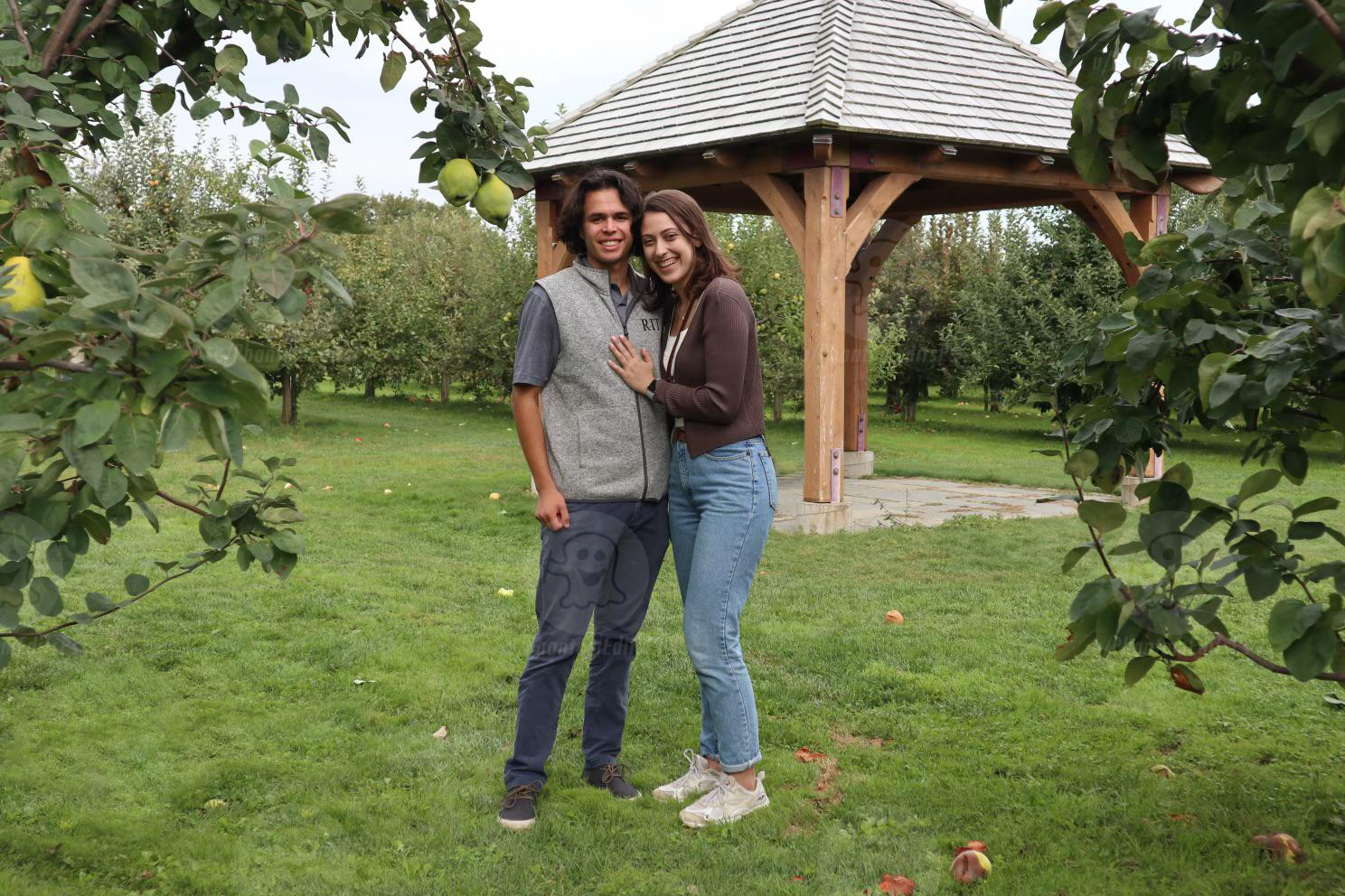 Hello friends! Could somebody remove the guy in the background, the bag ...