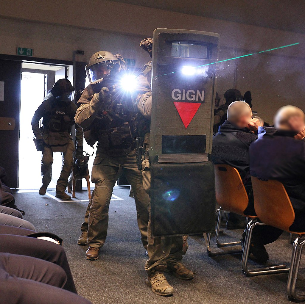 What’s the point of the red triangle on the shield? : r/tacticalgear