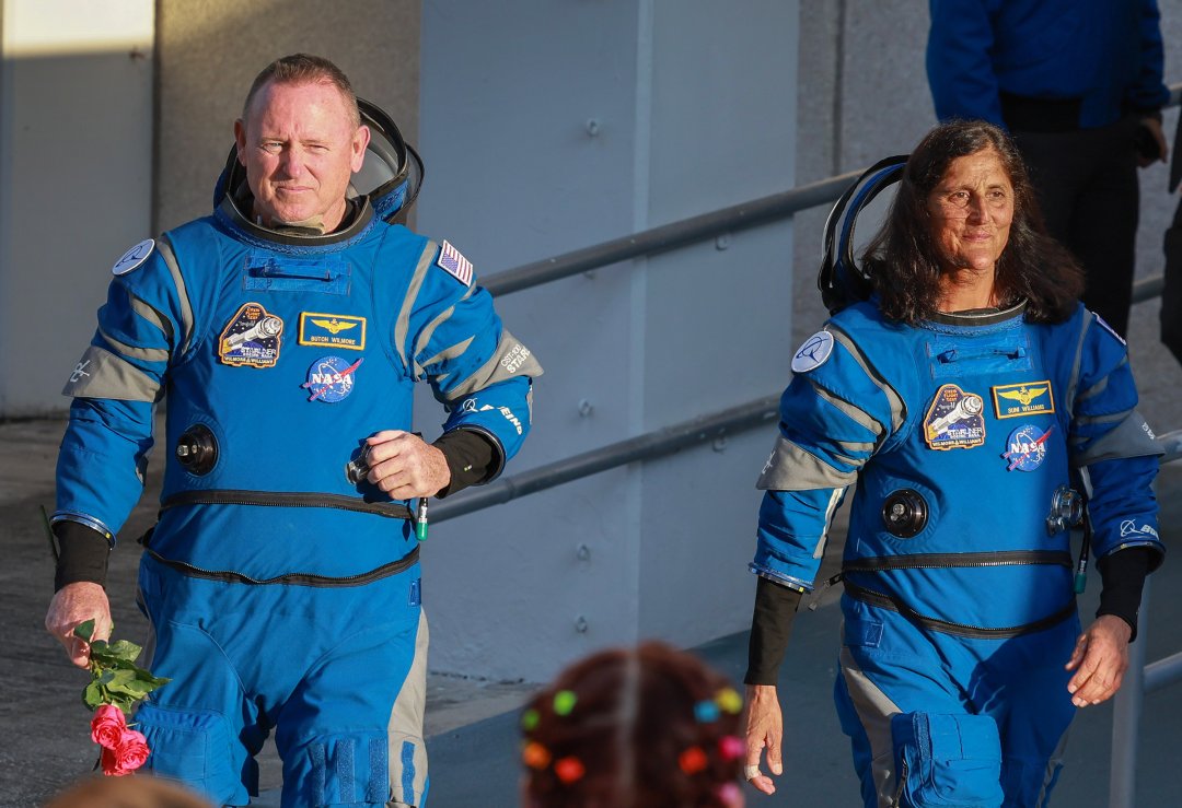 2 NASA Astronauts are STILL stranded in Space after Failure of Boeing ...